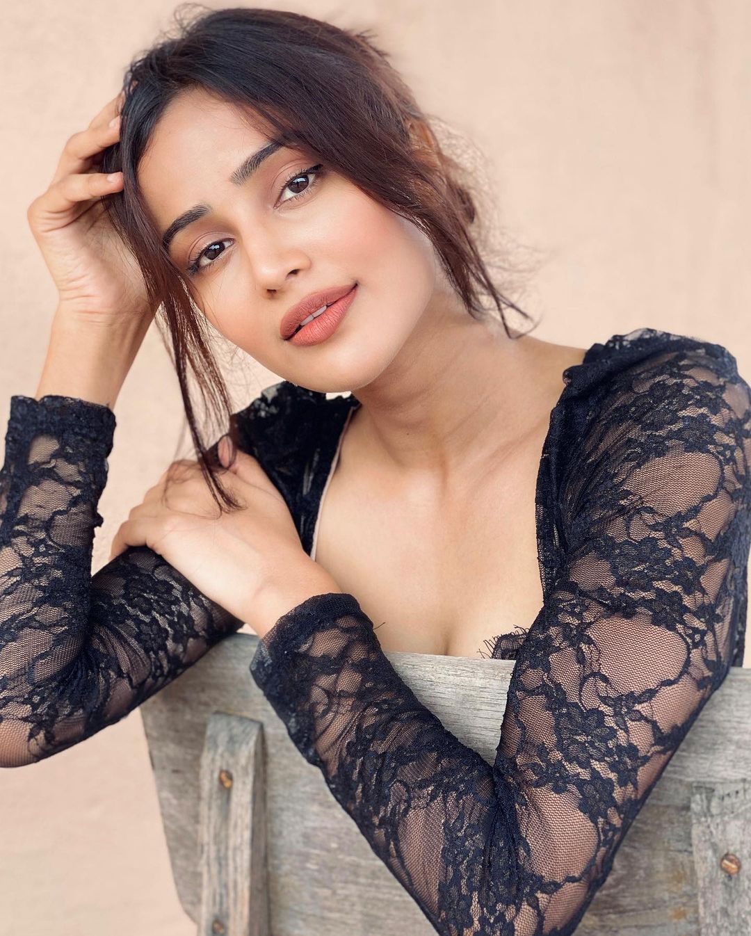 Simran Gupta | బ్లాక్‌ డ్రెస్‌లో కేక పెట్టిస్తున్న సిమ్రాన్ గుప్తా..-Namasthe Telangana